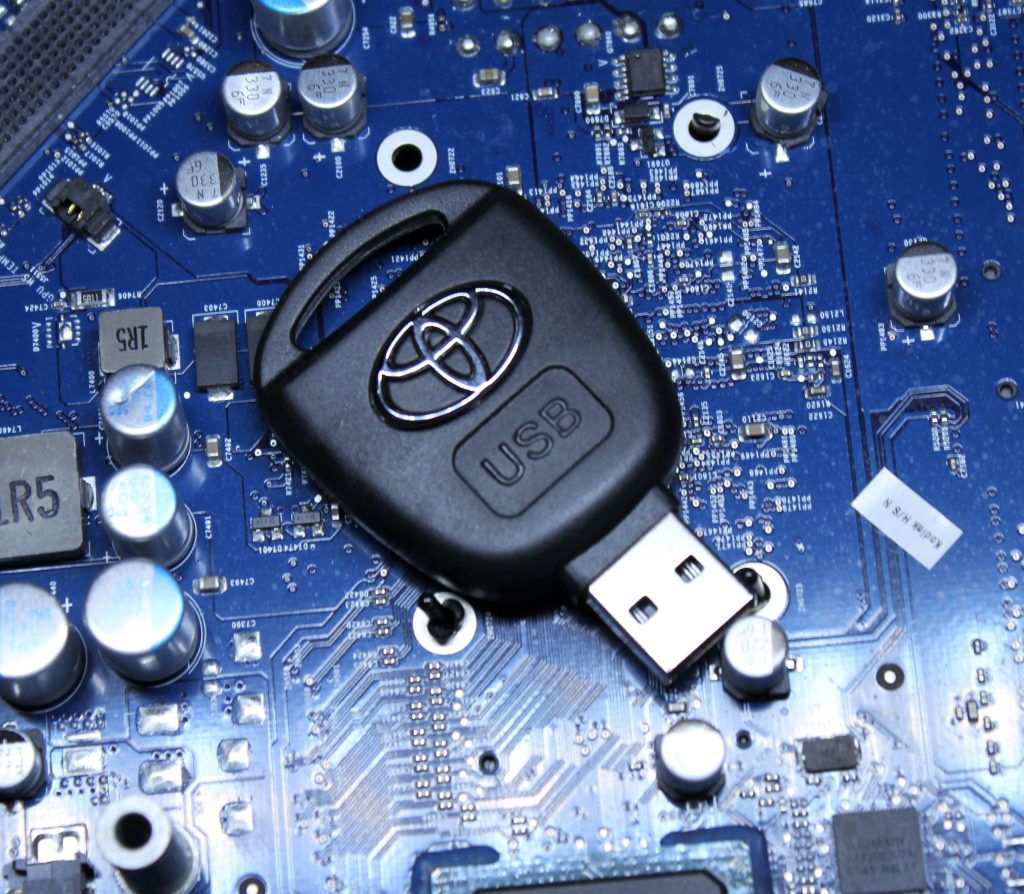 32GB Toyota USB Flash Drive in the style of a Car Key! – GeekGearStore