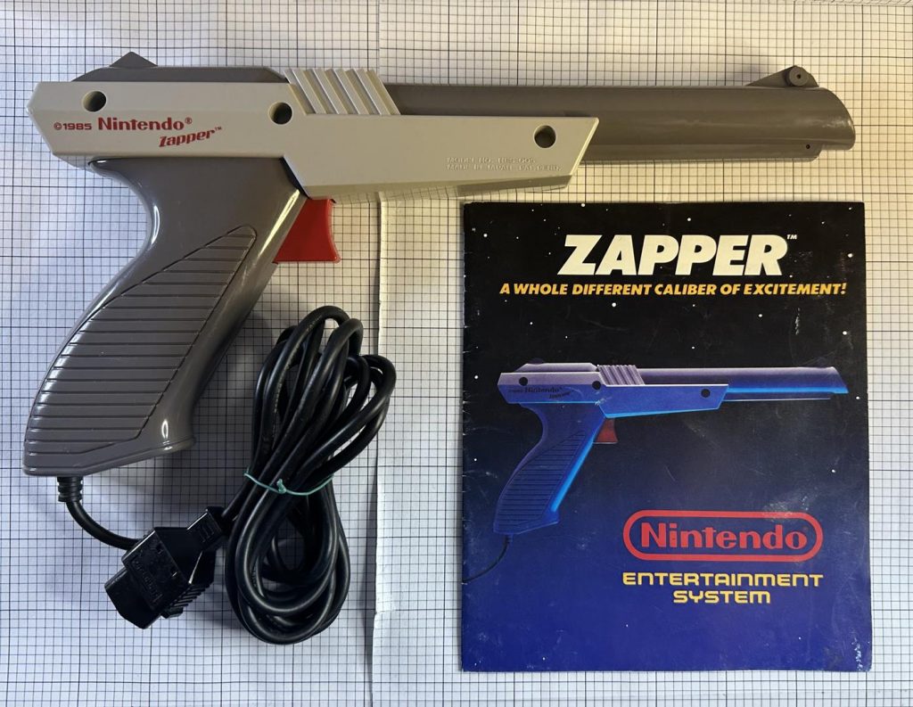 Nintendo NES-005 Original NES Zapper Light Gun Controller With Manual ...